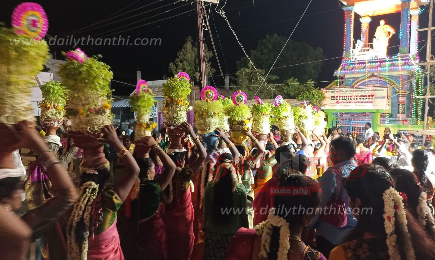 Women take mulaipari procession | முளைப்பாரி எடுத்து பெண்கள் ஊர்வலம்
