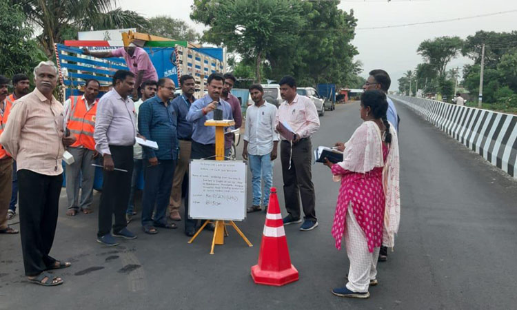 A new 4-lane road at a cost of Rs.2¼ crores | ரூ.2¼ கோடியில் புதிதாக 4 வழிச்சாலை