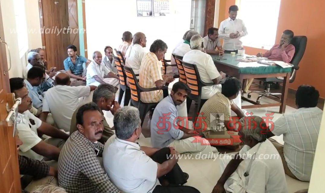 Farmers dharna at PWD office near Gobi | கோபி அருகே பொதுப்பணித்துறை ...