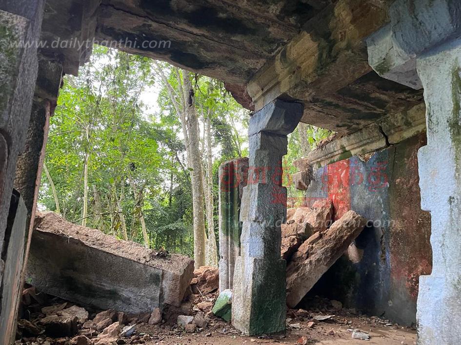 Collapsed stone pillar near Adikesavaperumal temple | ஆதிகேசவப்பெருமாள் ...