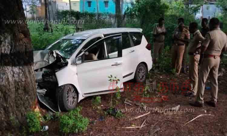 A car crashes into a tree; 3 people were seriously injured | மரத்தில் ...