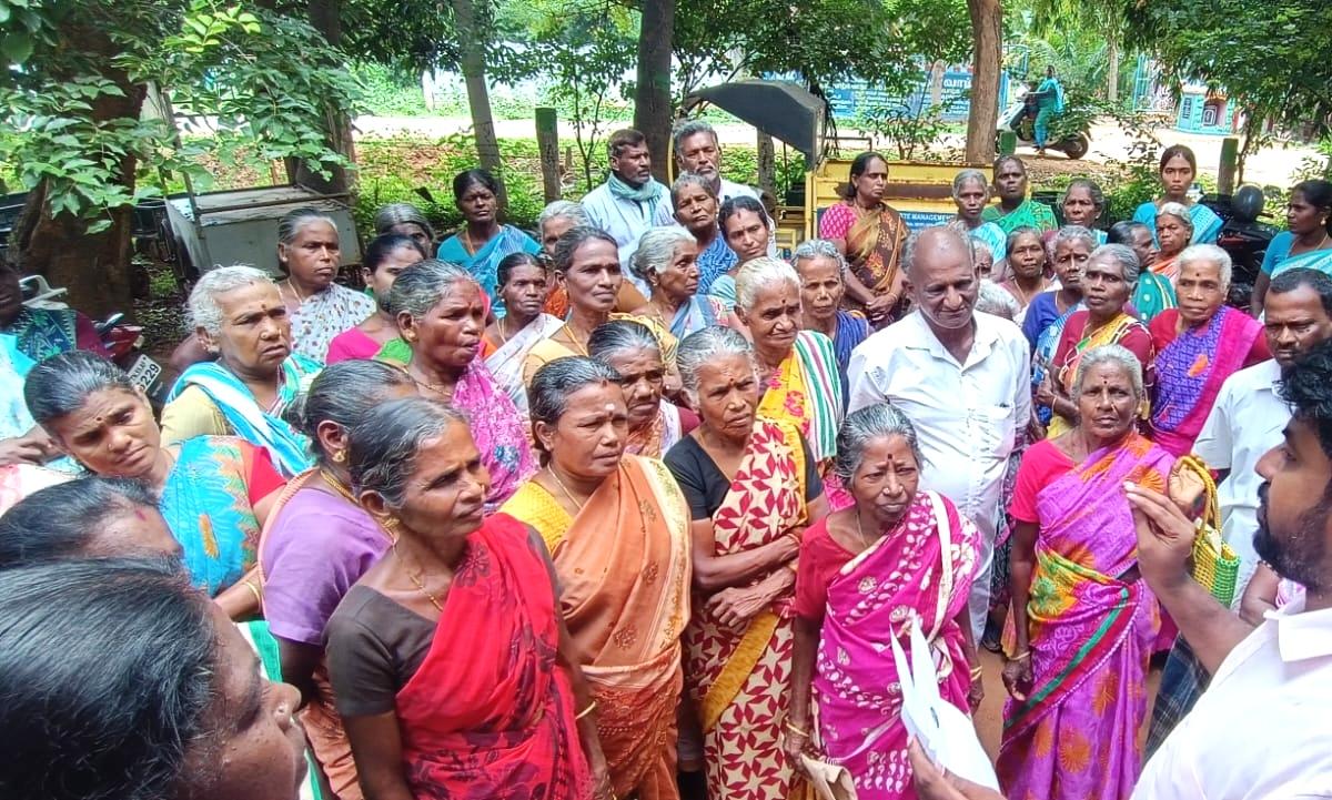 Women lay siege to the village administration office | கிராம நிர்வாக ...