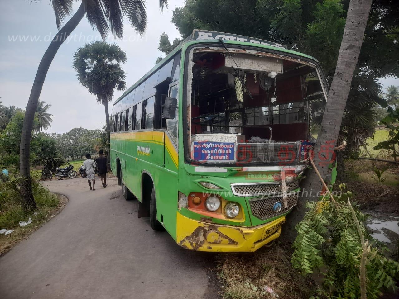 11 injured as mini bus hits tree | மரத்தில் மினி பஸ் மோதி 11 பேர் காயம்