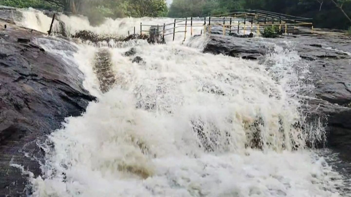 Continuous increase in water flow Ban on bathing in Kumbakarai falls ...