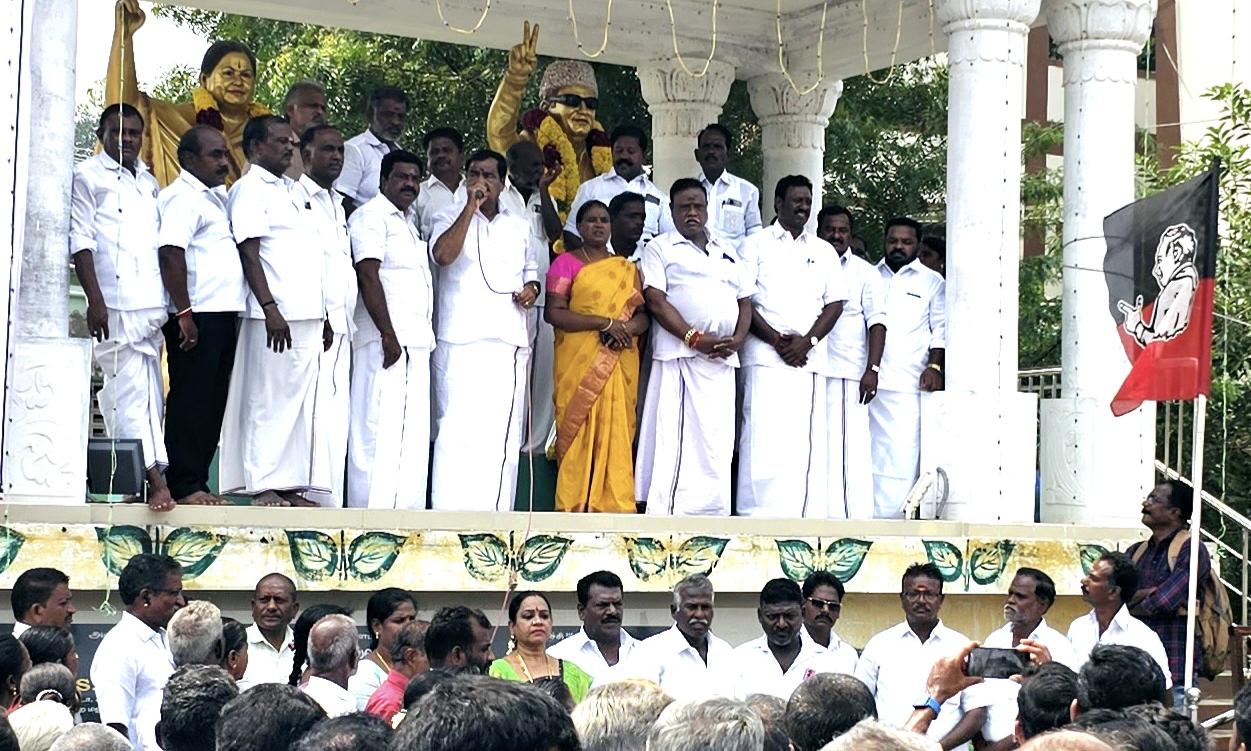 ADMK pays homage to MGR, Jayalalitha statues | எம்.ஜி.ஆர்., ஜெயலலிதா ...