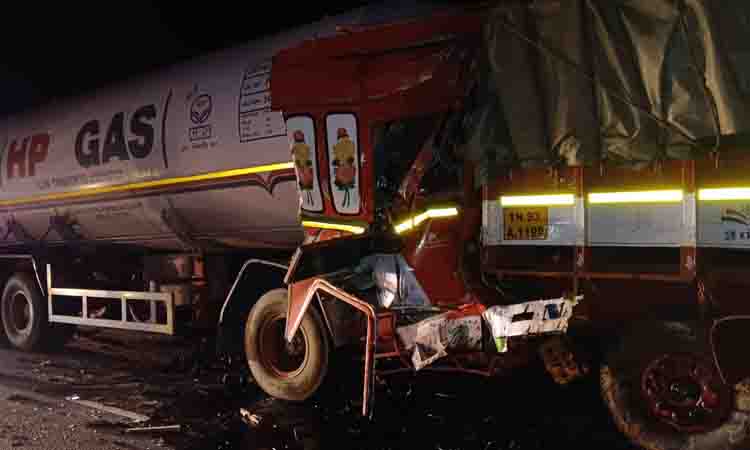 Kias tanker lorry collides with stationary lorry: driver dies | நின்று ...
