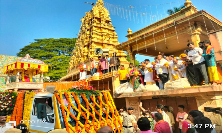 The silver palanquin was transported in a cargo vehicle | வெள்ளி ...