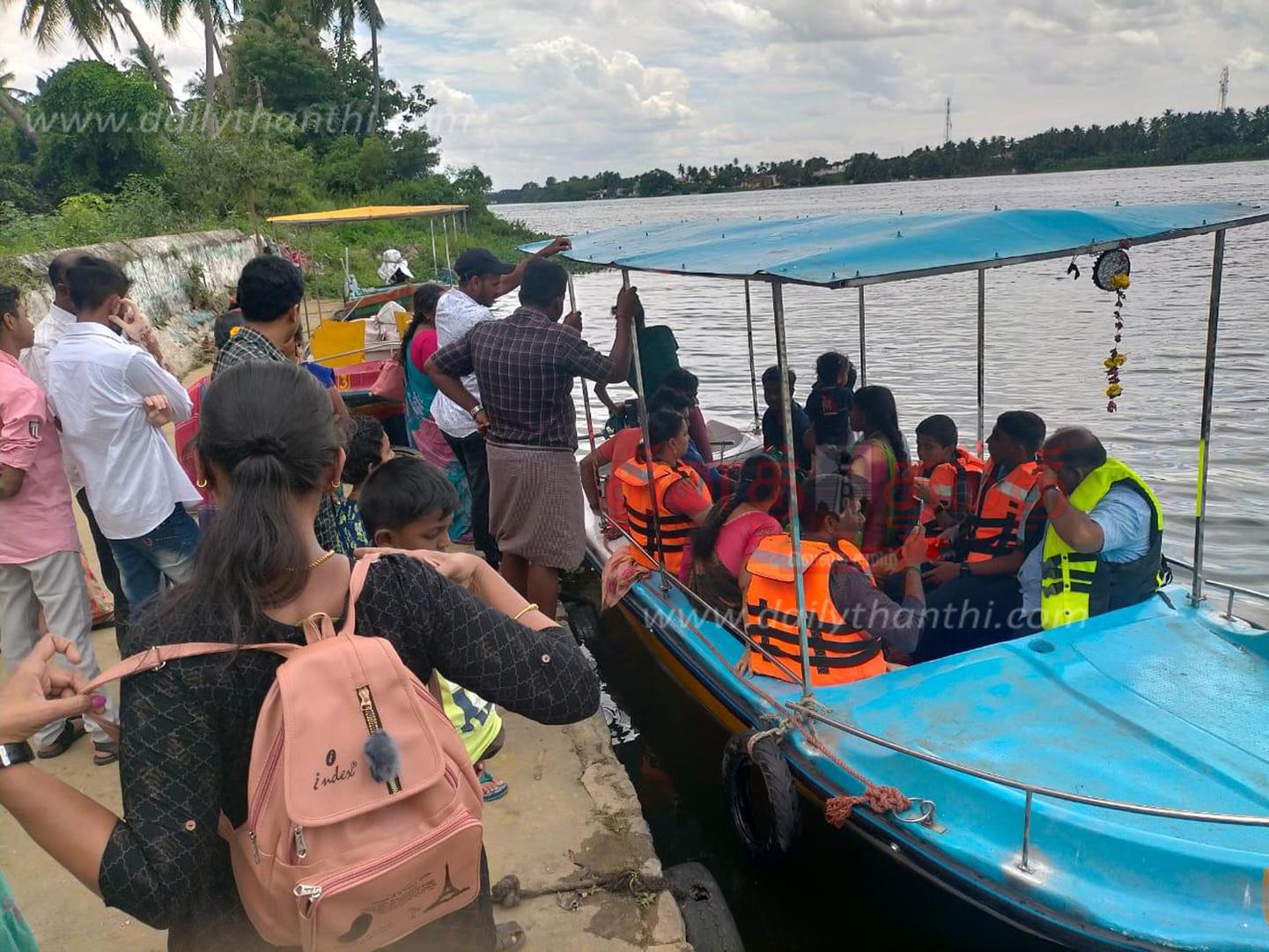 Exciting boat ride in Poolampatti | பூலாம்பட்டியில் படகு சவாரி செய்து ...