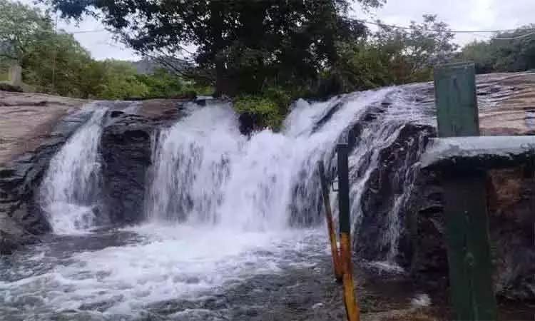 Flooding at Kumbakarai Falls: Ban for tourists | கும்பக்கரை அருவியில் ...