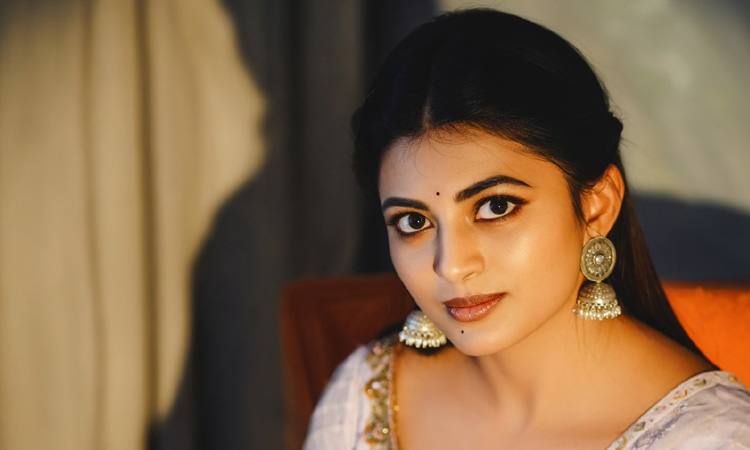 Kayal Anandi, who is full of charm | கவர்ச்சியில் களமிறங்கிய கயல் ஆனந்தி