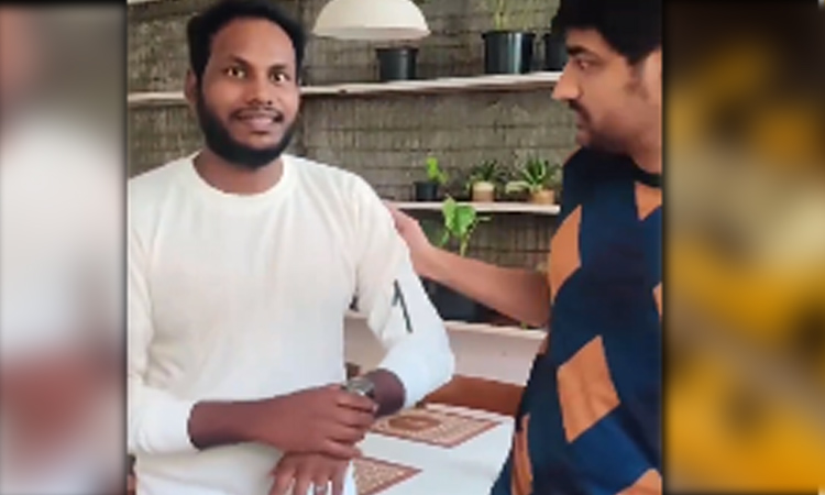 Actor Satish gifted an expensive watch to the director of Conjuring ...