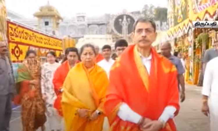 Governor RN Ravi Sami darshan with wife of in Tirupati | திருப்பதியில் ...