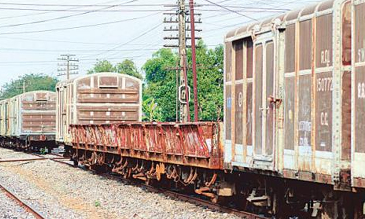 Sudden smoke in a cargo train carrying coal from Ennoor | எண்ணூரில் ...