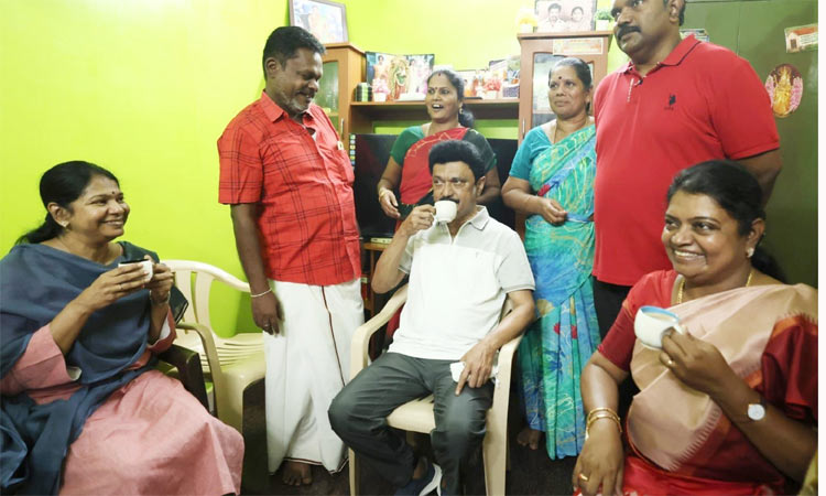 Chief Minister M.K. stalin had tea at a fisherman's house in Tuticorin ...