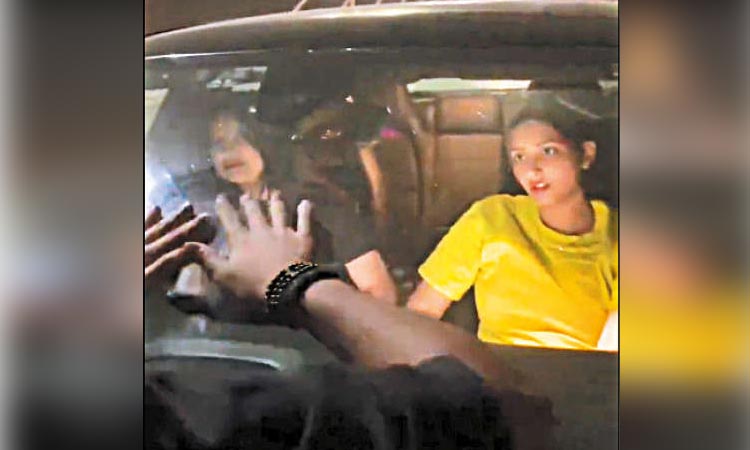 Begging the man, Young women drove cars | டெல்லியில் காரில் வாலிபரை ...