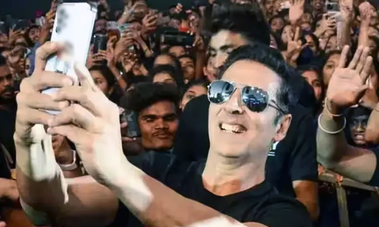 Akshay Kumar's Fan Slit His Hand With Blade Hidden Between Nails; Actor ...