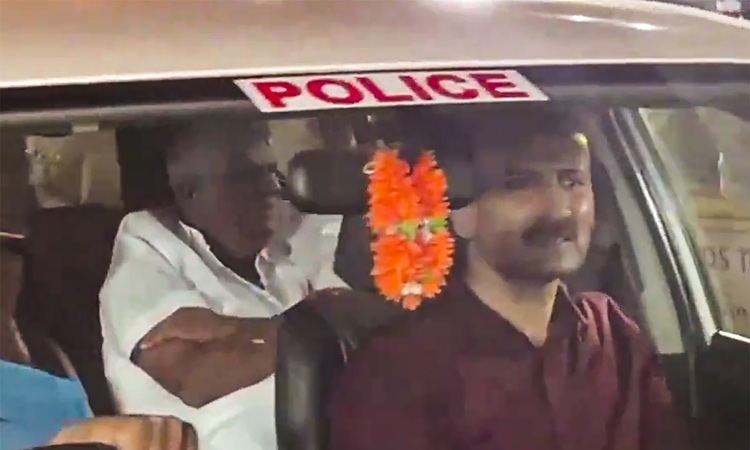 JD(S) MLA HD Revanna brought to a local court in Bengaluru. | ஆள் ...