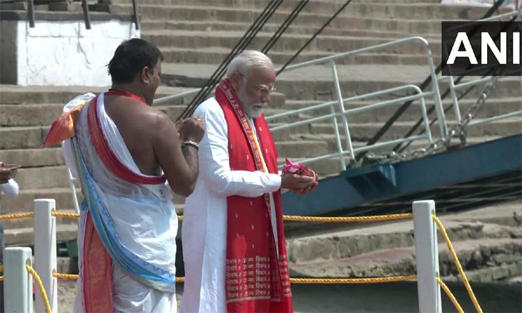 Prime Minister Narendra Modi offers prayers at Dasaswamedh Ghat in ...