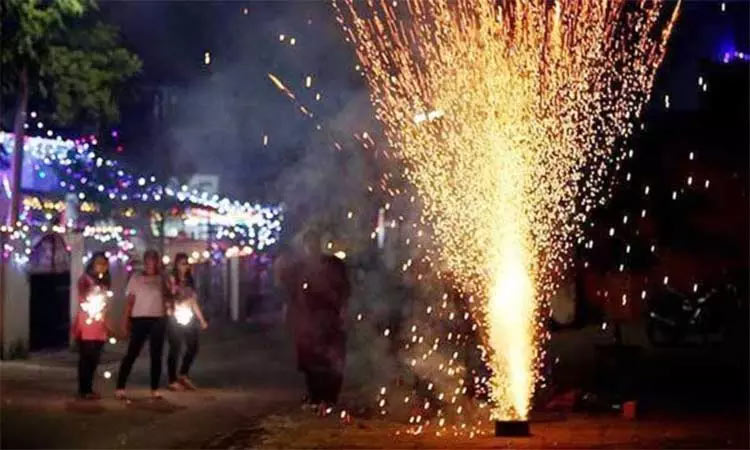 A firecracker fell on the woman's head and exploded. | பெண்ணின் தலையில் ...