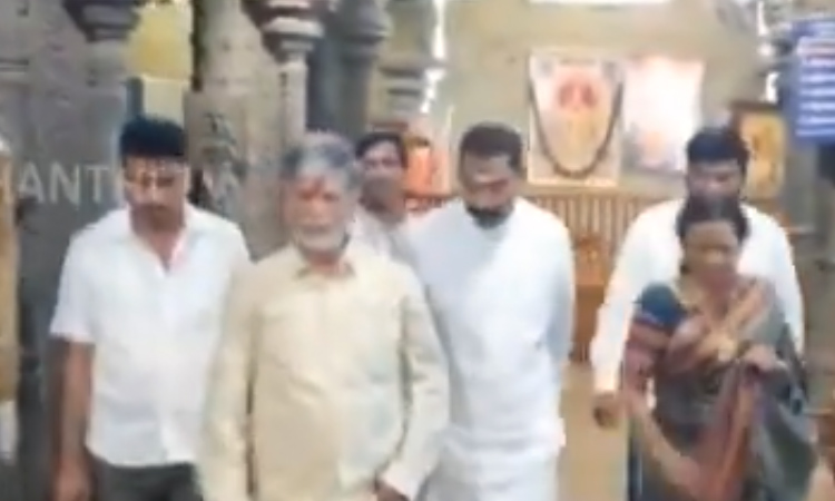 Vijay's parents had darshan of Sami at Kamachi Amman temple in Kanchi ...