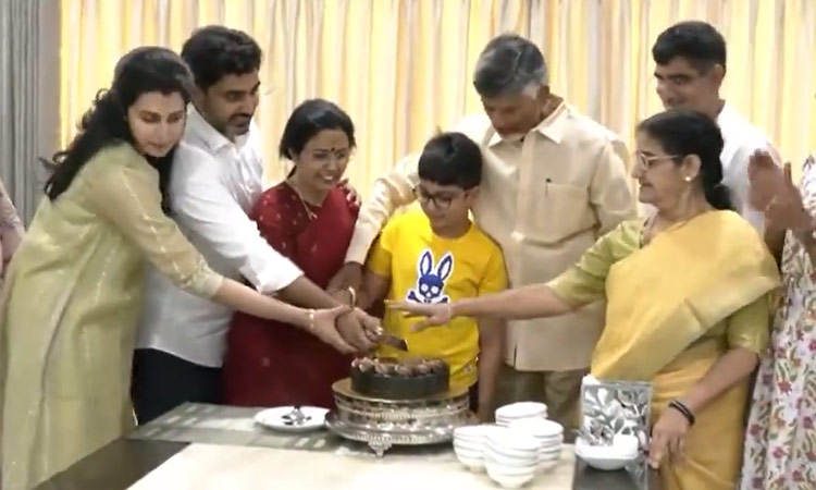 Chandrababu Naidu celebrated by cutting a cake for Telugu Desam Party ...