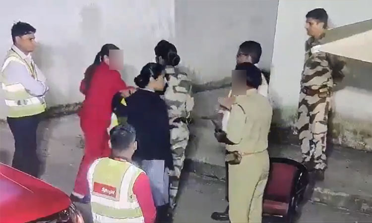 CISF personnel slapped/சி.ஐ.எஸ்.எப். வீரருக்கு கன்னத்தில் அறை