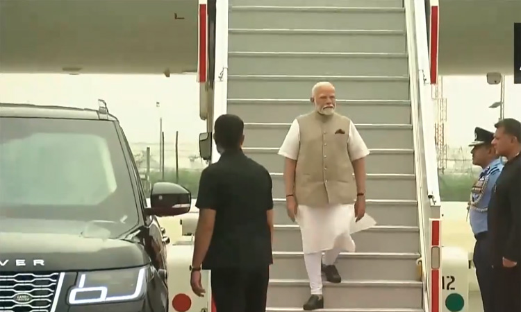 இந்தியா திரும்பினார் மோடி | Prime Minister Narendra Modi arrives at Palam airport in Delhi