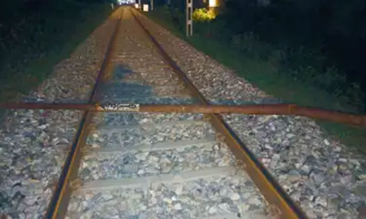 தண்டவாளத்தில் 6 மீட்டர் நீளமுள்ள இரும்புக் கம்பி| 6 meter long iron rod ...