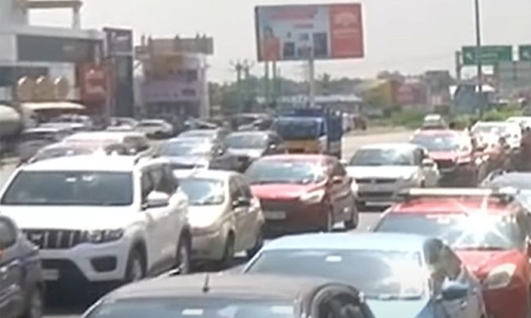 சுங்கச்சாவடிகளில் நீண்ட வரிசையில் காத்திருக்கும் வாகனங்கள்| Vehicles ...