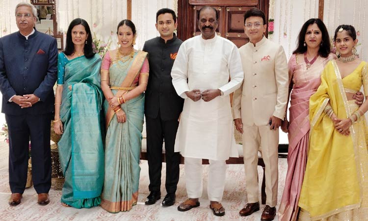 Singer Unnikrishnan son gets married... Vairamuthu congratulate the ...