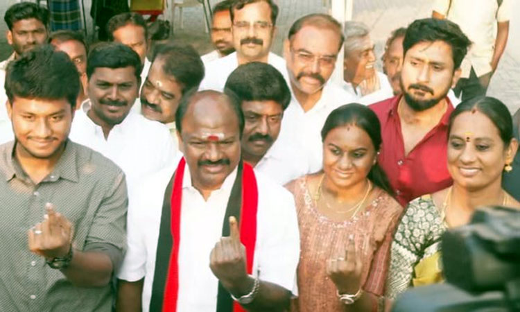 ஈரோடு இடைத்தேர்தல்: குடும்பத்தினருடன் வாக்கு செலுத்திய திமுக வேட்பாளர் ...