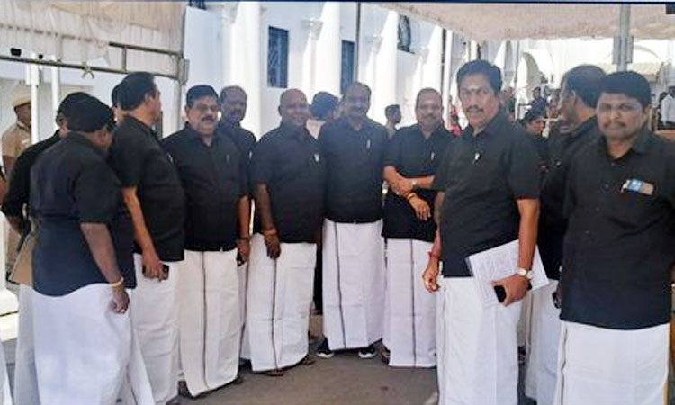 2-வது நாளாக கருப்பு சட்டை அணிந்து சட்டசபைக்கு வந்த அதிமுகவினர் | ADMK ...