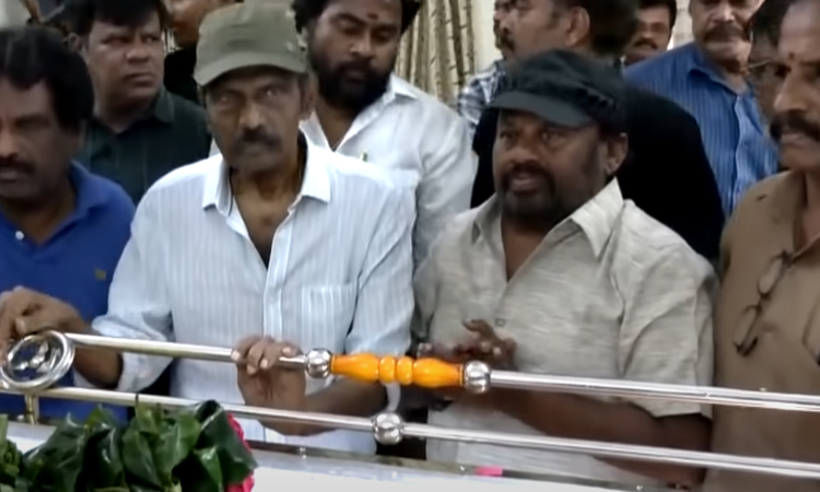 நடிகர் கவுண்டமணியின் மனைவி மறைவு: செந்தில் நேரில் அஞ்சலி | Actor ...