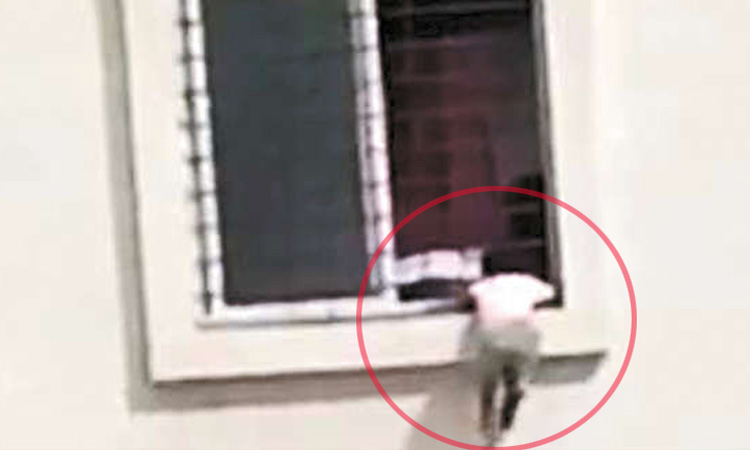 3-வது மாடி ஜன்னலில் அந்தரத்தில் தொங்கிய குழந்தை... அதிர்ச்சி காட்சிகள் ...