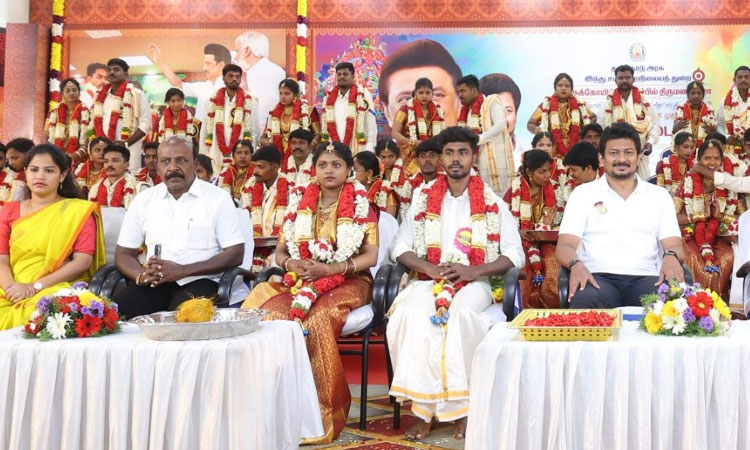 32 இணைகளுக்கு திருமணத்தை நடத்தி வைத்து, பரிசு பொருட்களை வழங்கி ...